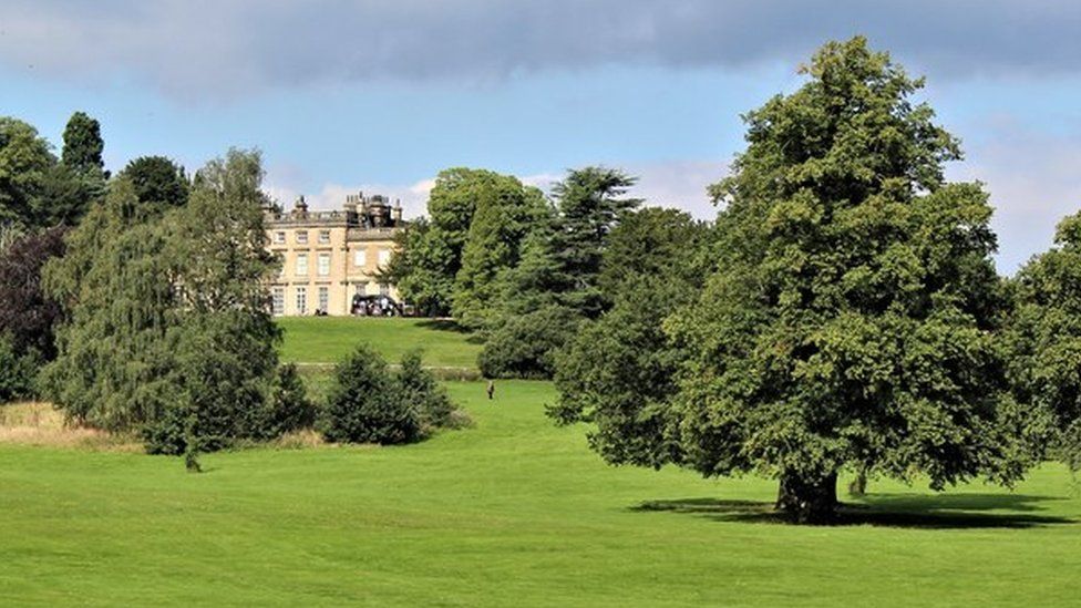 Barnsley country parks retain prestigious awards - BBC News
