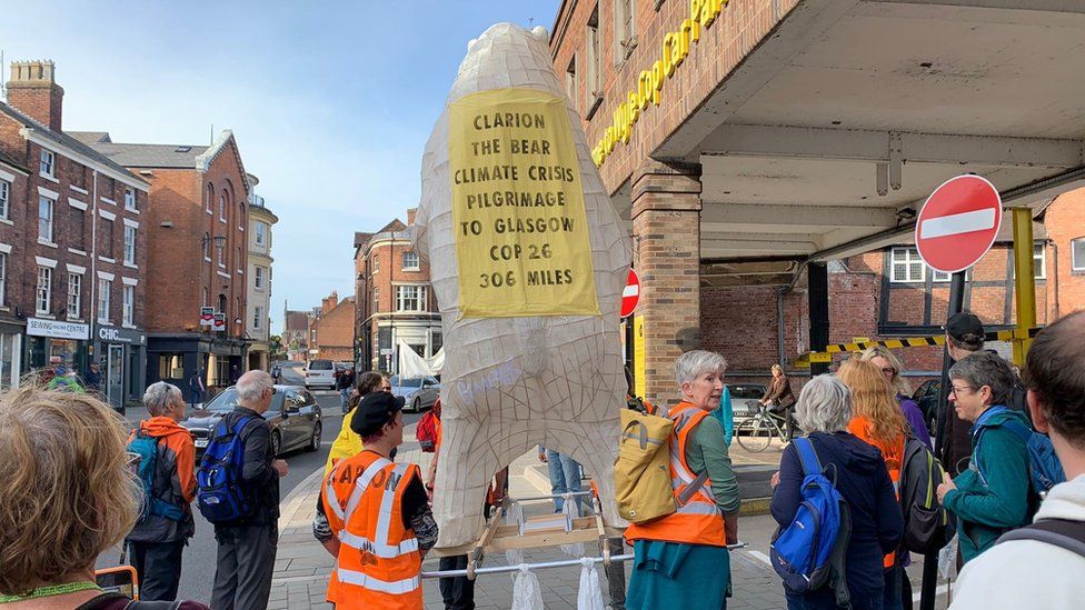 Climate change: Polar bear sculpture carried to COP26 - BBC News