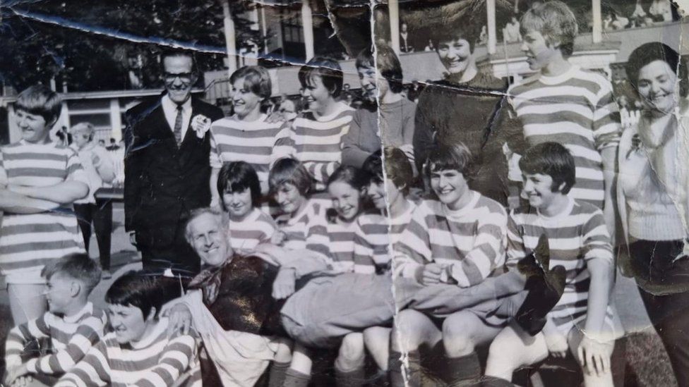 Pioneers of women's football to receive blue plaque in Luton - BBC News