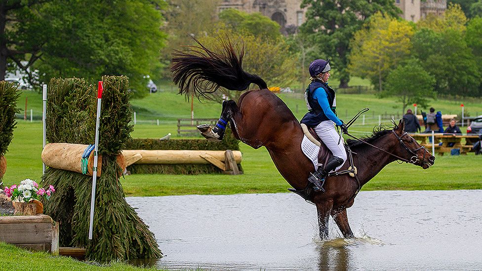 In pictures: Horse trials return at Floors Castle - BBC News