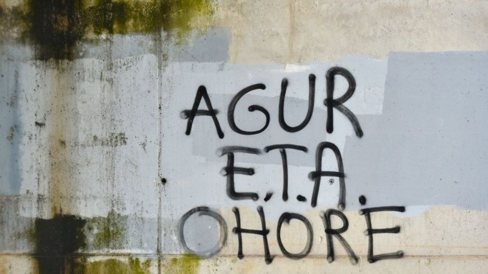 Spain's Basques form human chain calling for independence vote - BBC News