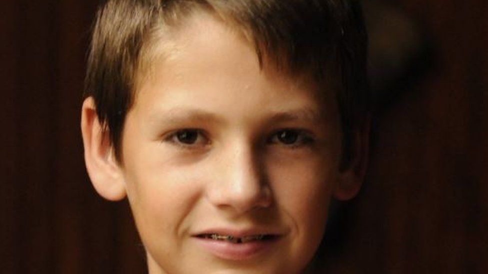 US boy buried alive under tonnes of snow - BBC News