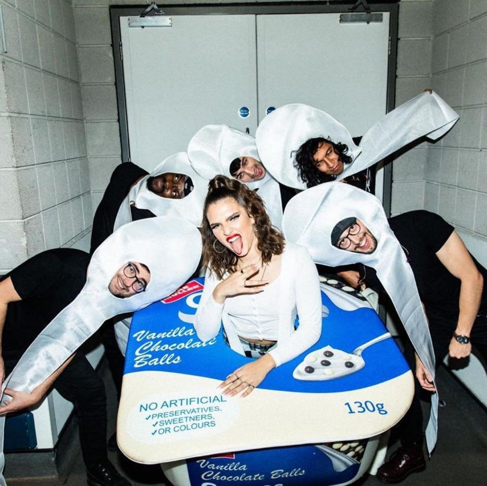 Mae Muller: Who is the UK's Eurovision entrant? - BBC News