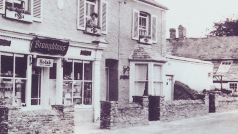 'Local legend' celebrates six decades at same Cornwall shop - BBC News