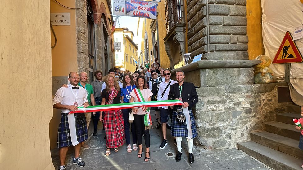 In pictures: Italian town Barga celebrates links with Scotland - BBC News