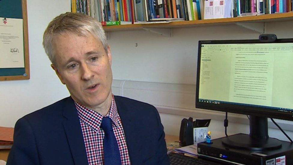 Children in deprived areas more likely to go into care - BBC News