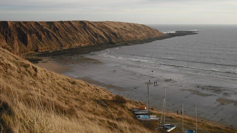 Filey paraglider breaks man's nose in cliff-top crash - BBC News