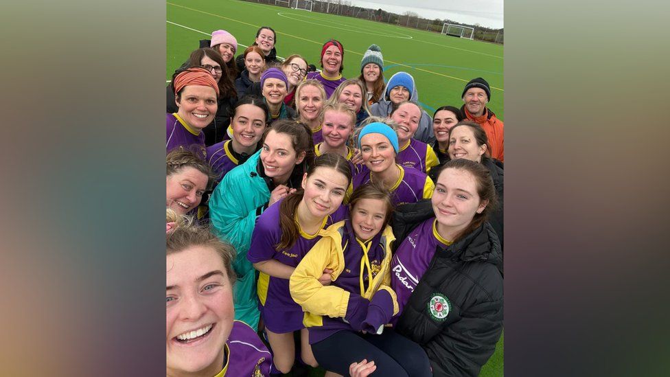 Manon Lloyd Williams: Gwisgo crys Cymru mewn tair camp yn 'swreal ...