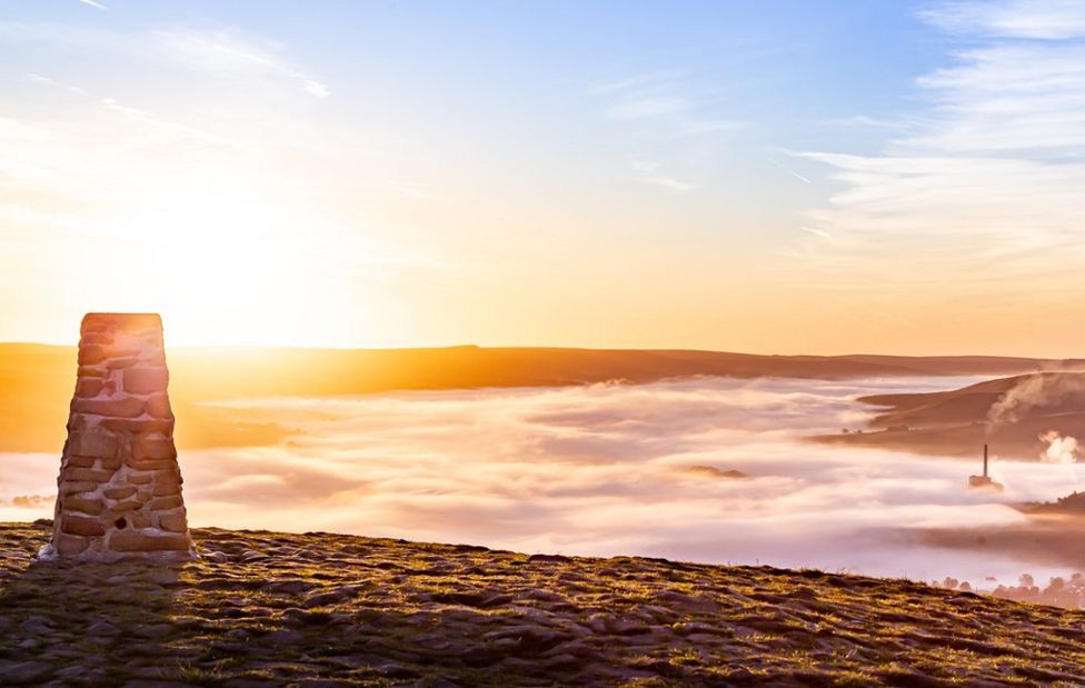 Peak District: 'Cloud inversions show nature's gentle side' - BBC News