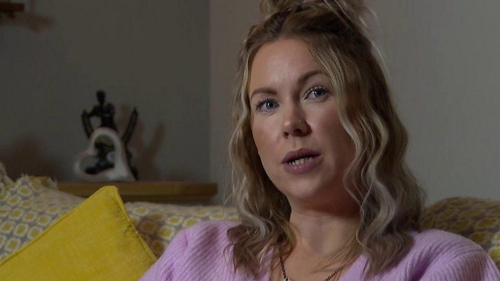 'Rhaid trafod y risgiau i fenywod beichiog gyda pharch' - BBC Cymru Fyw