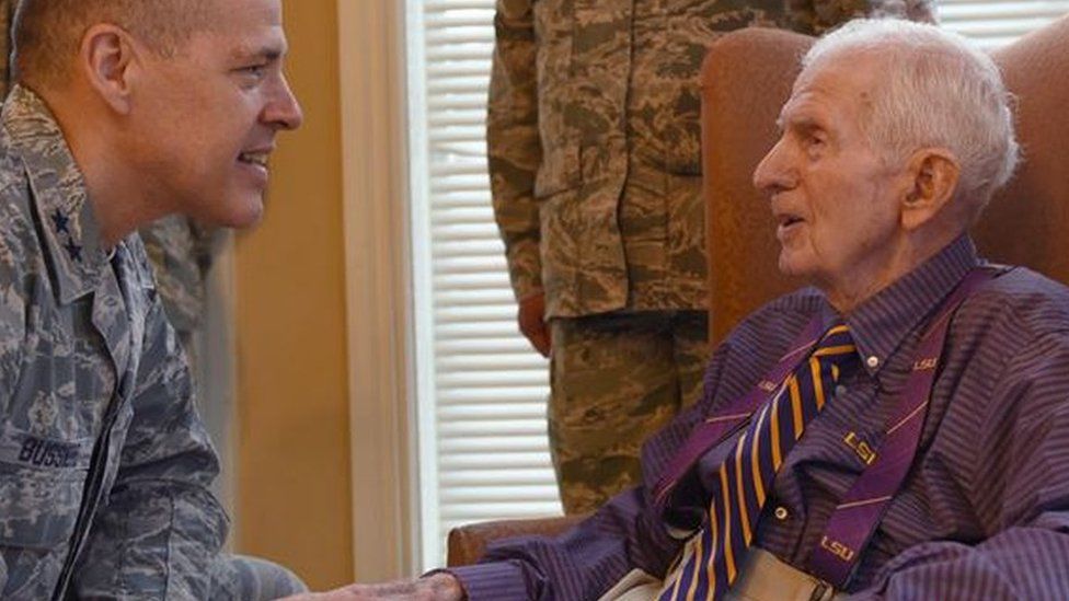 US veteran reunited with World War Two dog tag - BBC News