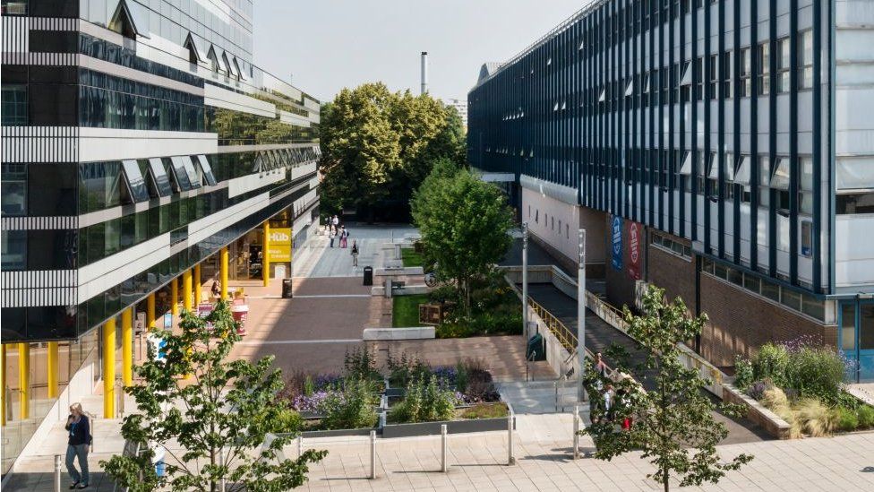 Students' visa worries over Coventry University 'glitch' - BBC News