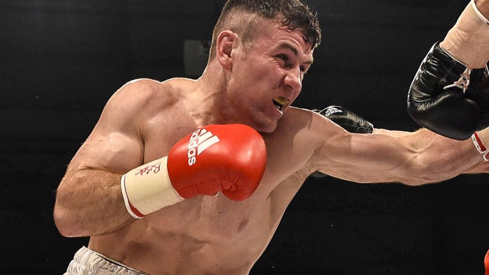 Eamonn O'Kane: Former champion boxer helps deliver his daughter - BBC News