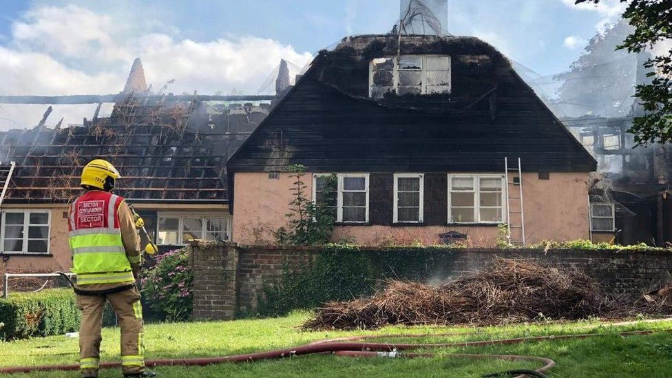 Four homes alight in large thatch fire in Sutton Scotney - BBC News