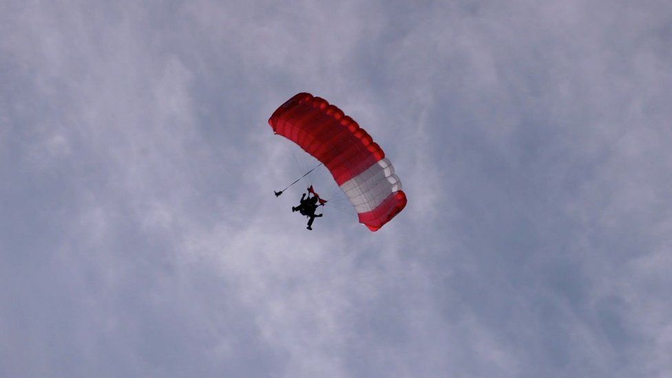 Groom skydives into wedding ceremony - BBC News