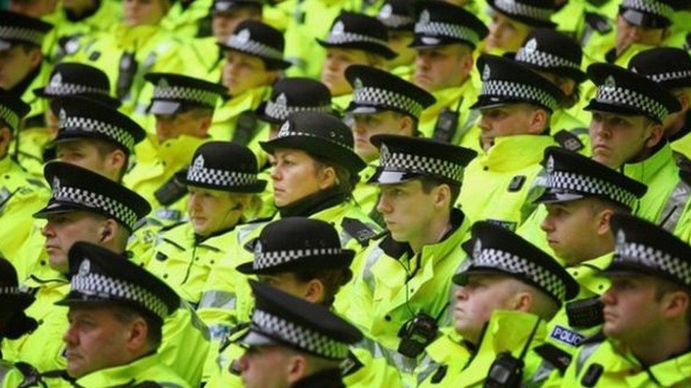Police Scotland faces £25m budget overspend - BBC News