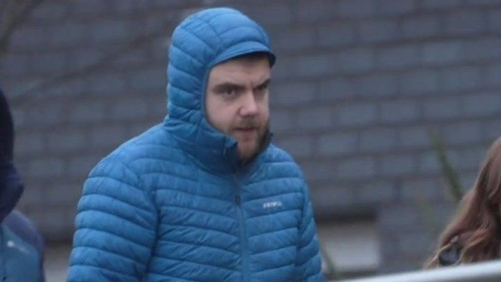 Cyn-aelod Bwncath yn gwadu cyfathrebu'n rhywiol â phlentyn - BBC Cymru Fyw