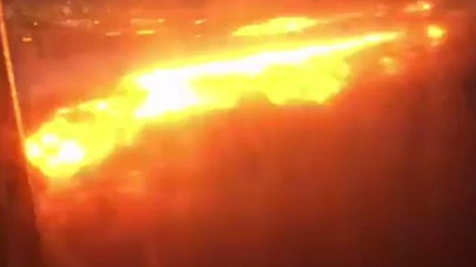 Singapore Airlines plane catches fire after emergency landing - BBC News