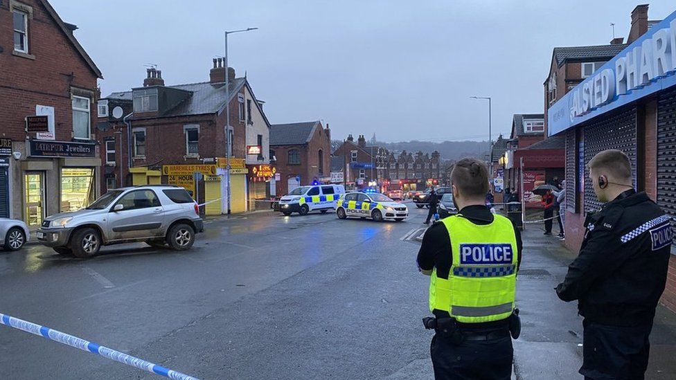 Leeds jewellery store ram-raid robbers hunted by police - BBC News
