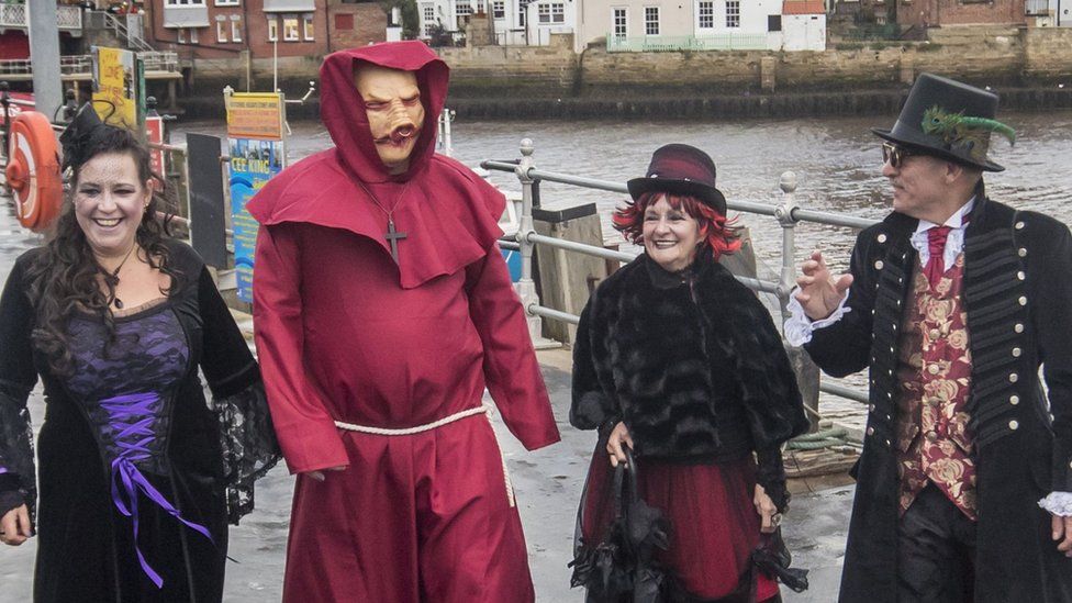 Thousands take part in Whitby Goth Weekend - BBC News