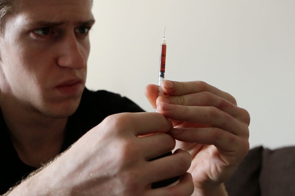'I Instagrammed my boyfriend's drug habit' - BBC News