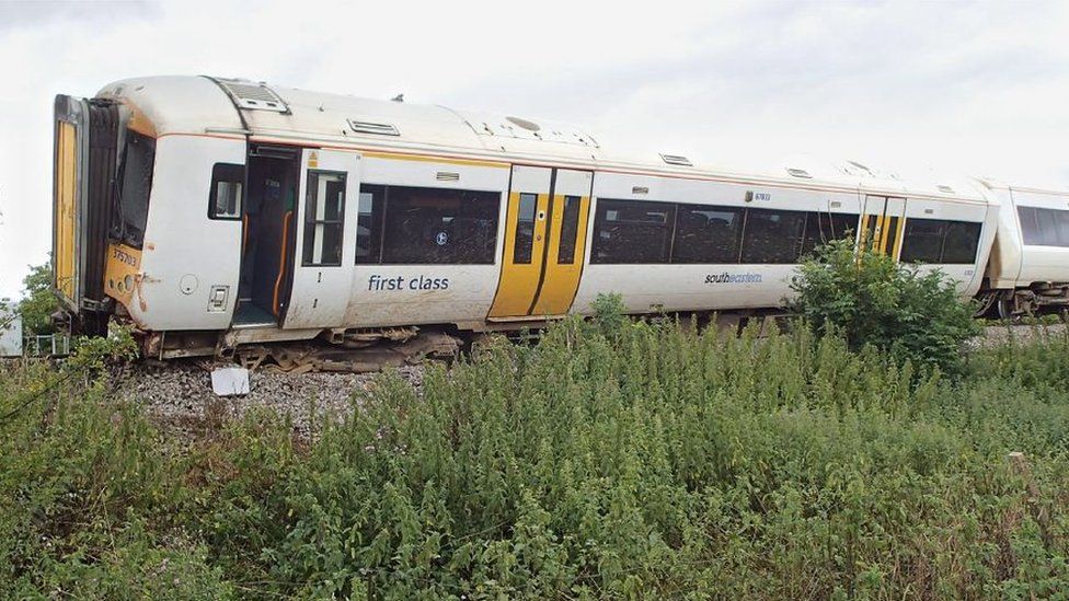 Train derailed by cows near Ashford 'despite a warning' - BBC News