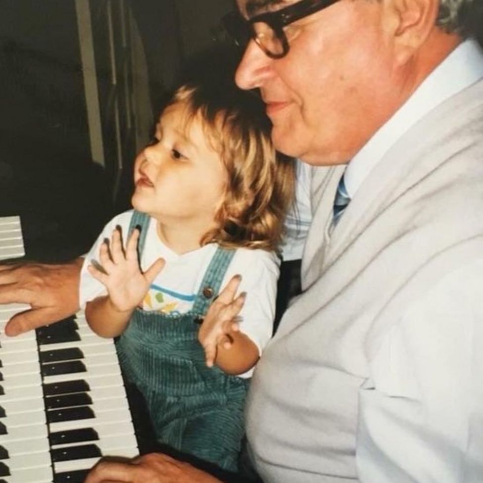 Tri llun: Izzy Rabey - BBC Cymru Fyw