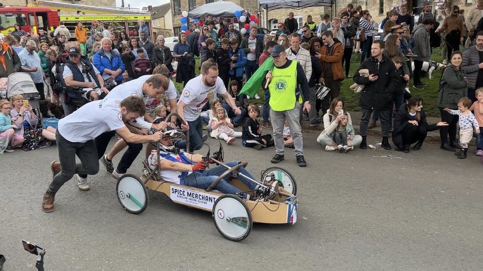Tetbury soap box derby Wacky Races celebrates tenth anniversary - BBC News