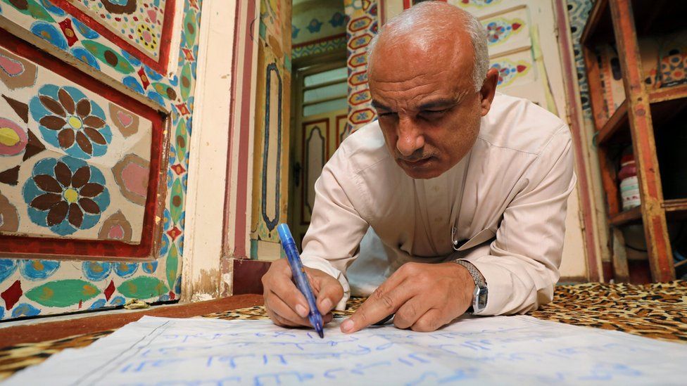 Egyptian Saad Mohammed creates 700 metre Koran by hand - BBC News