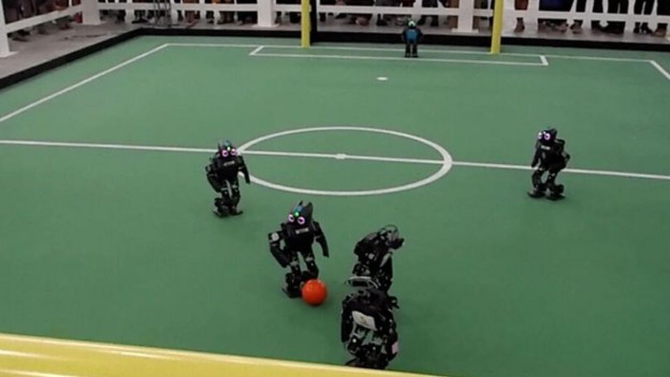 RoboCup: Training robots to play football - BBC News