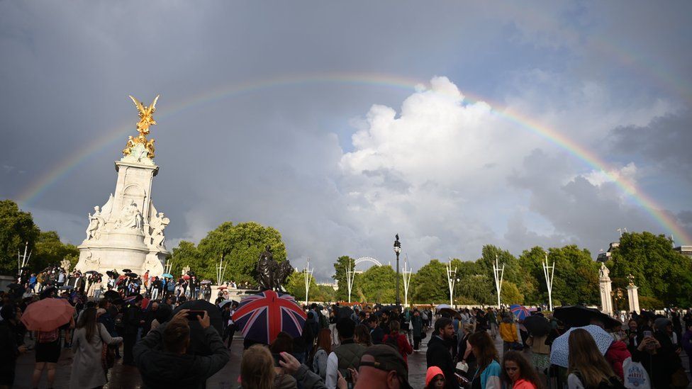 Queen Elizabeth II: Tributes pour in for Her Majesty - BBC Newsround