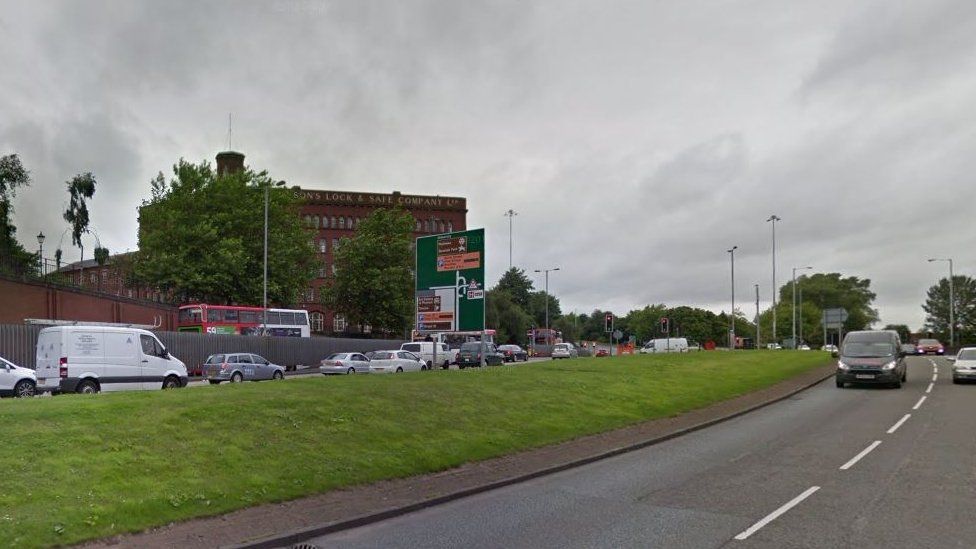 Disruption after police close city roads in Wolverhampton - BBC News