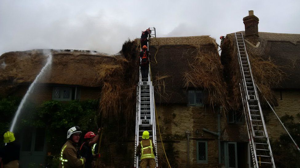 Fifty firefighters tackle Great Haseley thatch blaze - BBC News