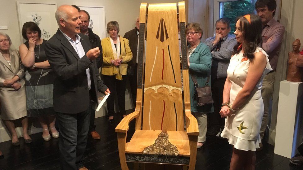 Cyflwyno Cadair a Choron Eisteddfod Sir Conwy - BBC Cymru Fyw