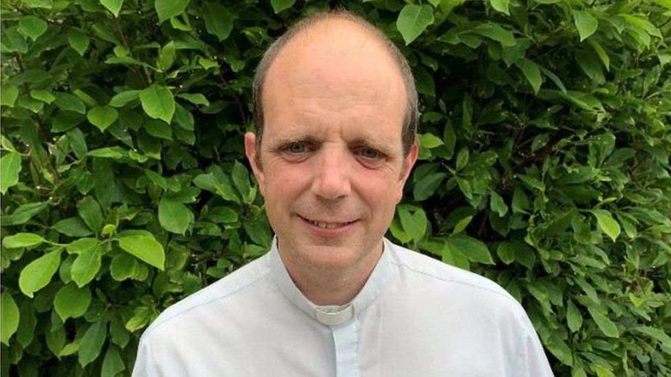 'Falch' o gael gwybod lle mae cadair farddol ffoadur - BBC Cymru Fyw