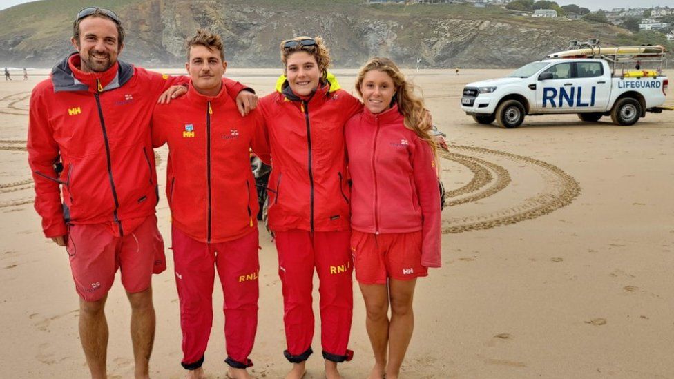 Lifeguards at Mawgan Porth to be honoured for rescue - BBC News