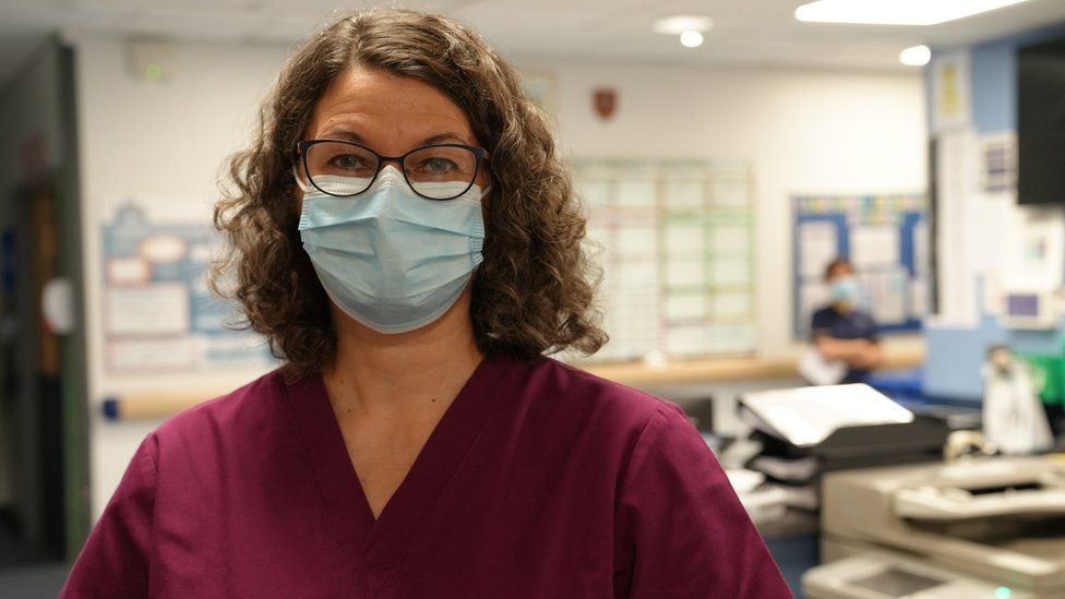 'Staff yn eu dagrau' - golwg ar y pwysau ar unedau brys - BBC Cymru Fyw