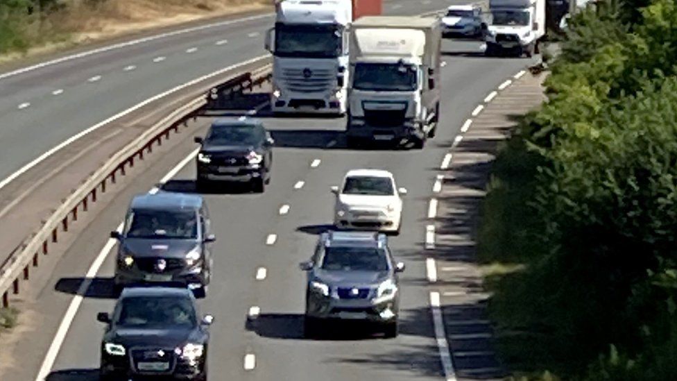 Fuel protesters return to A12 in Essex - BBC News
