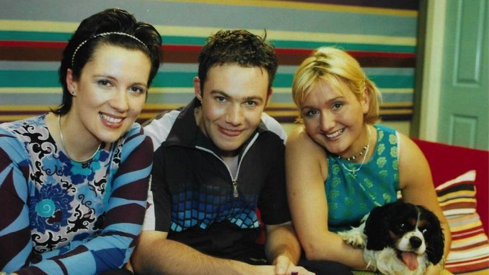 Uned 5... 30 mlynedd ers y rhaglen gyntaf - BBC Cymru Fyw