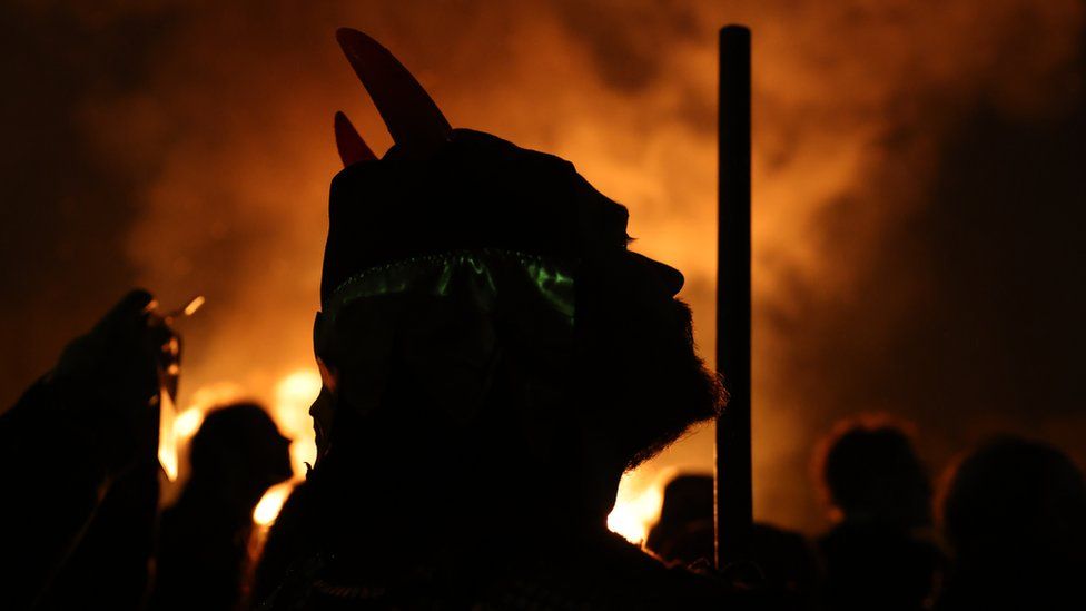 Lewes bonfire night: Thousands attend annual event - BBC News