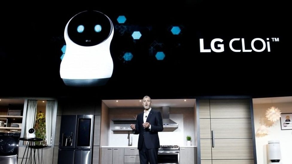 CES 2018: LG robot Cloi repeatedly fails on stage at its unveil - BBC News