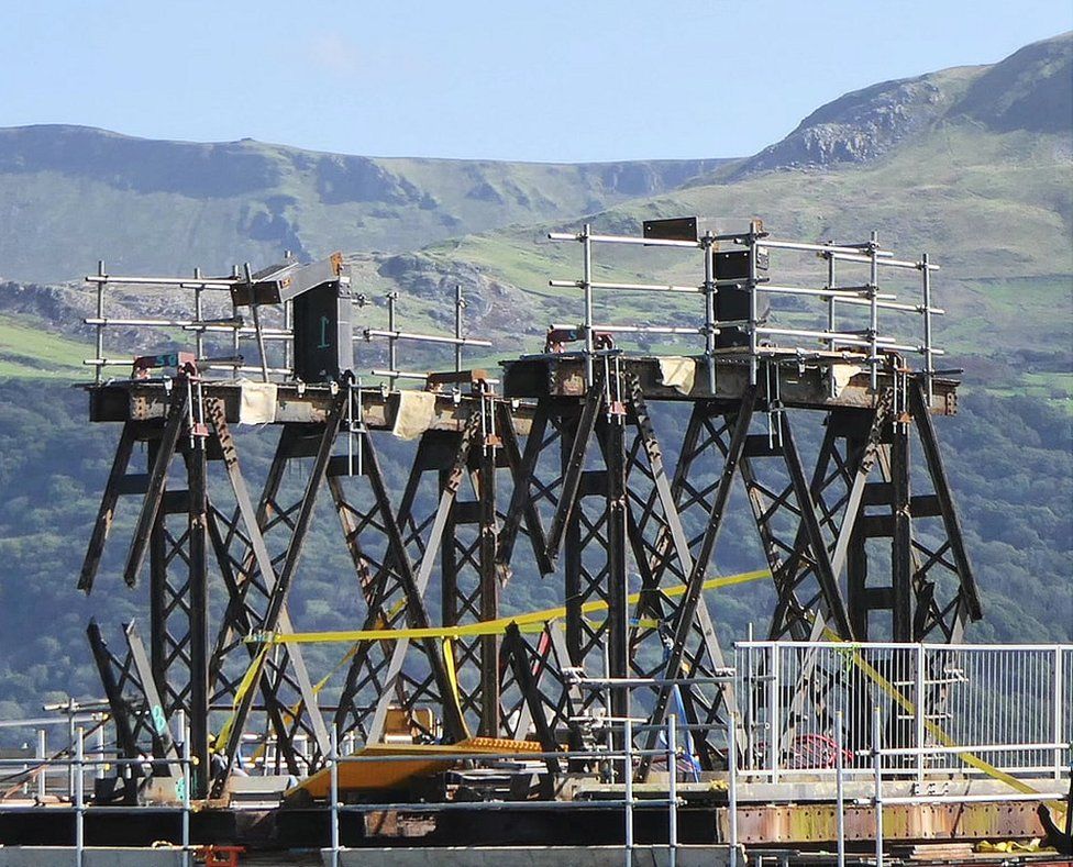 Lluniau: Gwaith adnewyddu Pont Y Bermo - BBC Cymru Fyw