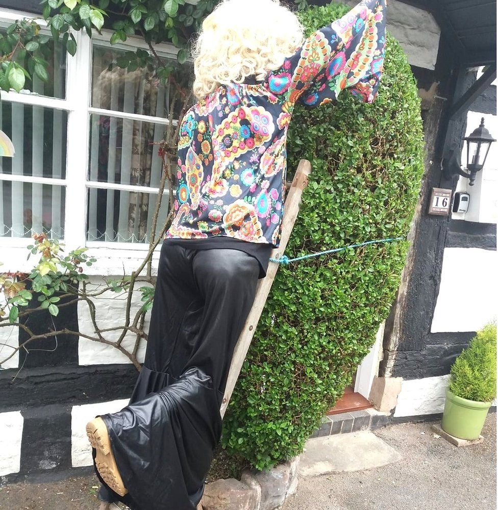 Coronavirus: Village scarecrow contest relieves lockdown blues - BBC News