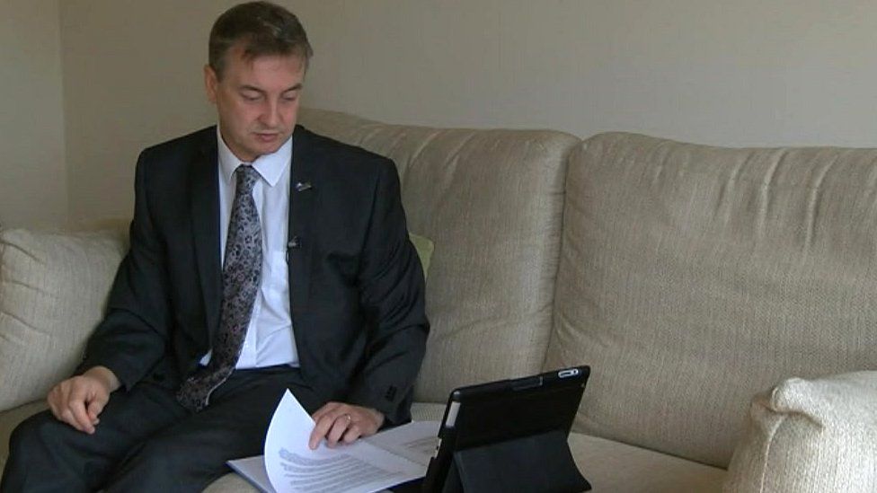 Teacher shortages leave schools sharing applicants - BBC News