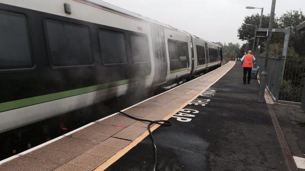 Warwick train fire 150 passengers evacuated - BBC News
