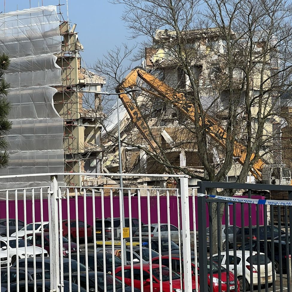 Stevenage building being demolished collapses on to street - BBC News