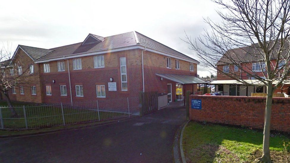 Rhosddu care home residents 'at risk of malnutrition' - BBC News