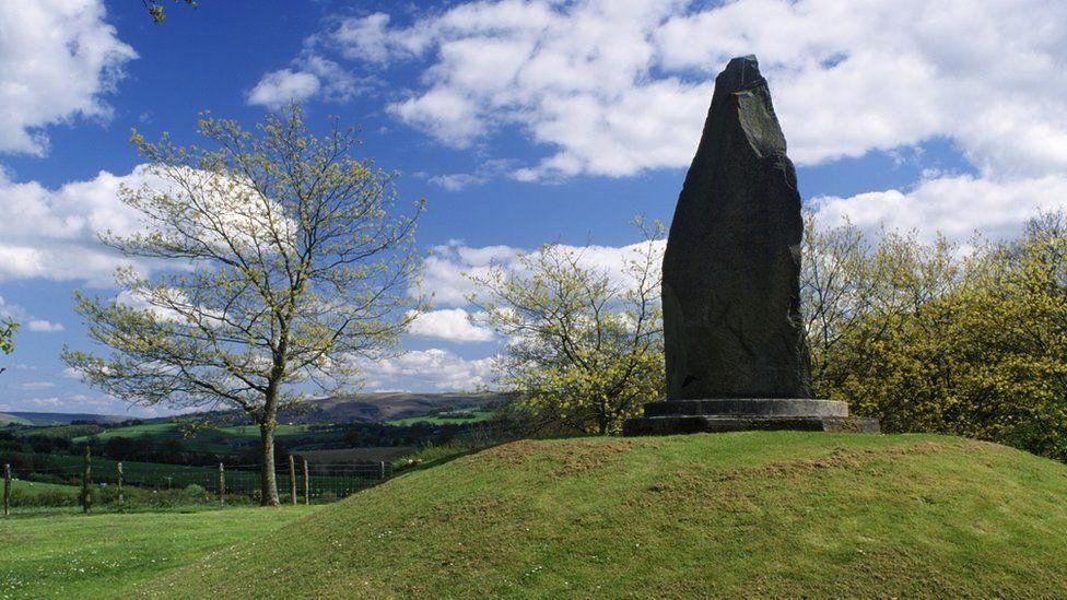 Pum munud gyda Bardd y Mis: Alan Llwyd - BBC Cymru Fyw