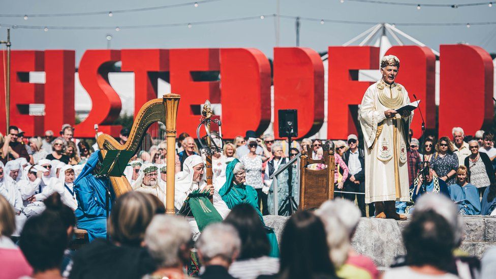 Eisteddfod: 'Canolfannau cystadlu' i ddisodli'r pafiliwn - BBC Cymru Fyw