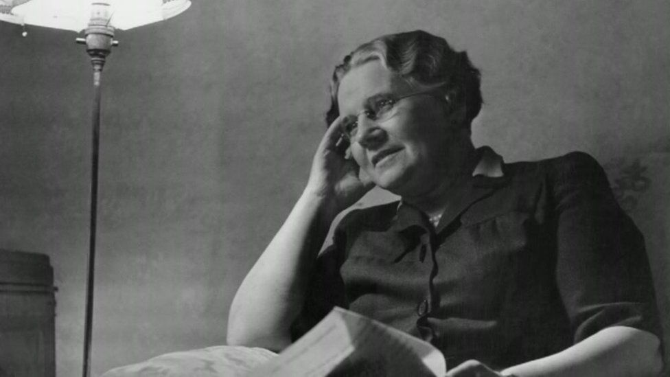 Plaque to Aycliffe Angels WWII factory women unveiled - BBC News